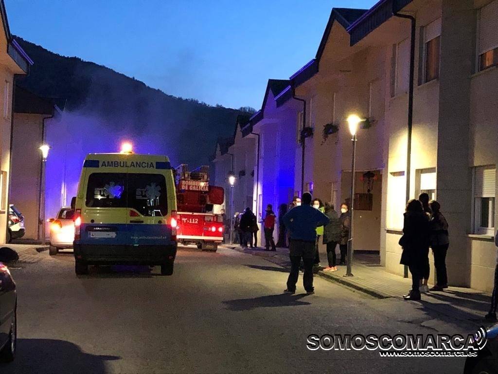 Un incendio en A Rúa causa gran expectación